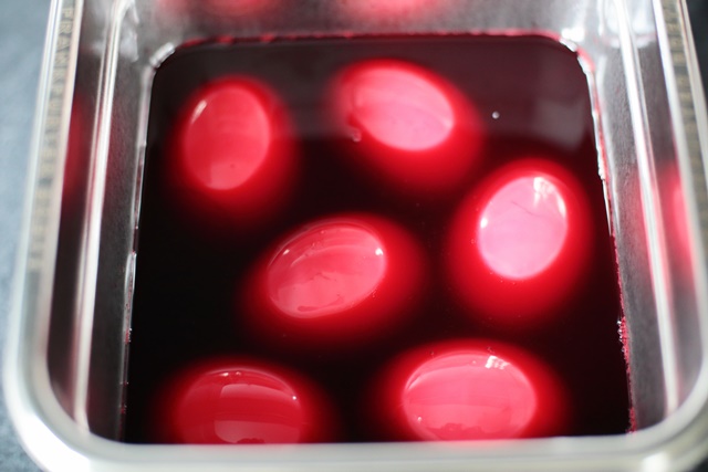 Pinke gefüllte Eier: ein Blickfang zum Osterbrunch