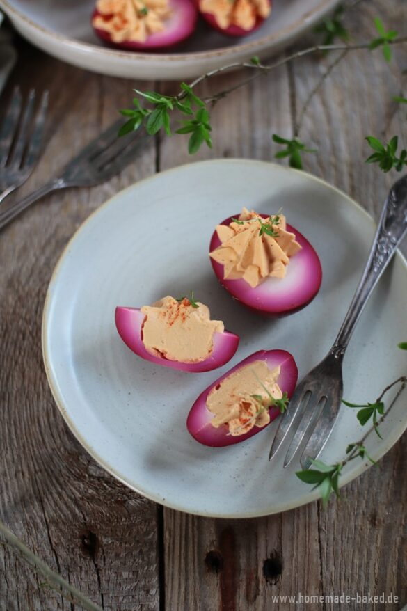 Pinke gefüllte Eier: ein Blickfang zum Osterbrunch