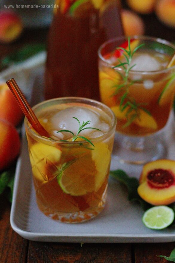 Eistee selber machen: Pfirsich Eistee mit Rosmarin und Limette