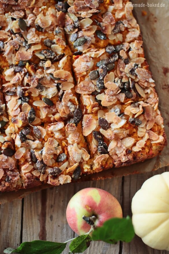 Schneller Apfel-Kürbis-Kuchen mit Knusperkruste und Nüssen: Herbstlicher Blechkuchen