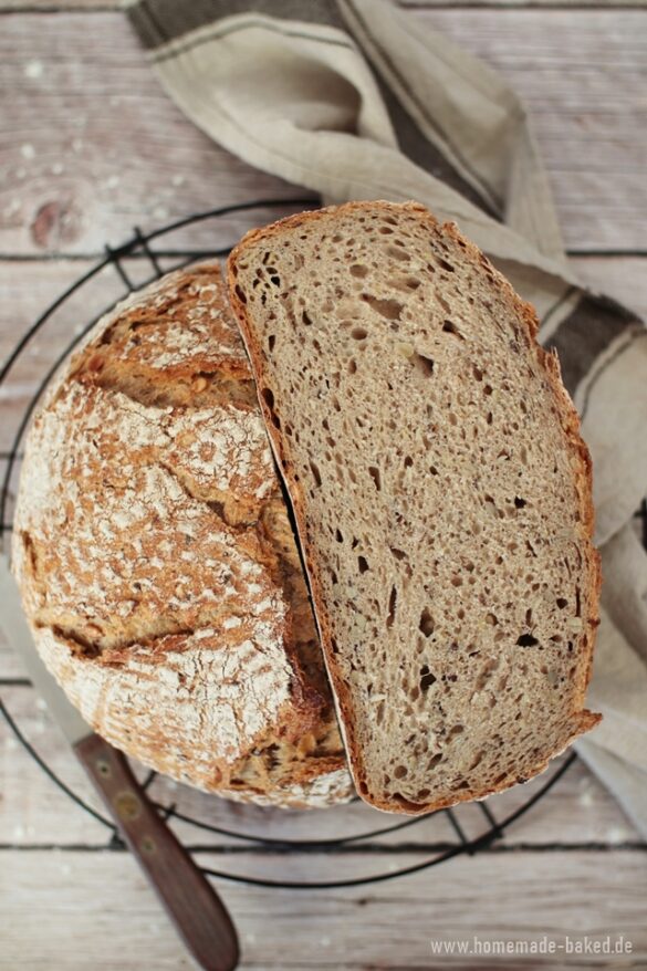 Einfaches Sauerteigbrot mit Saaten: Topfbrot mit Leinsamen, Sesam und ...