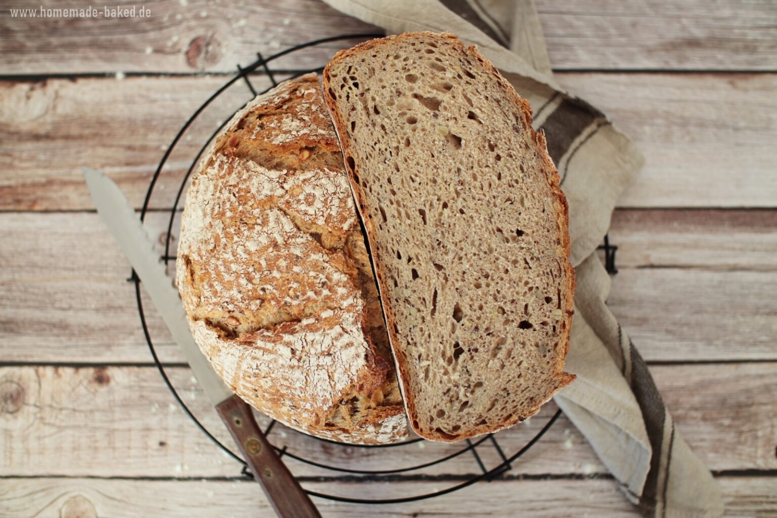 Einfaches Sauerteigbrot mit Saaten: Topfbrot mit Leinsamen, Sesam und ...