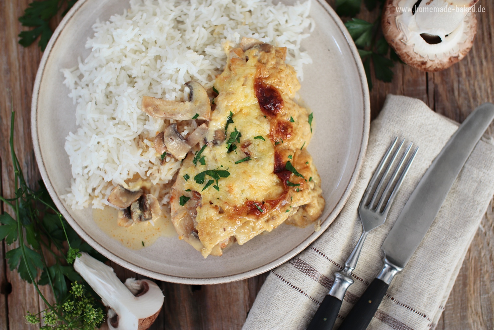 5-Zutaten-Küche: Überbackenes Hähnchenschnitzel mit Champignons und Käse