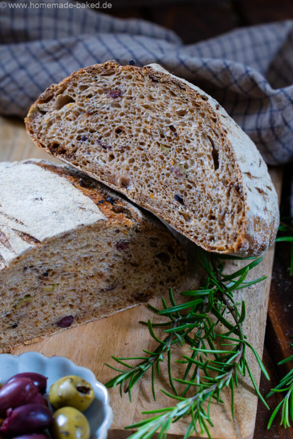 Mediterranes Sauerteigbrot - mit Oliven, getrockneten Tomaten und ...